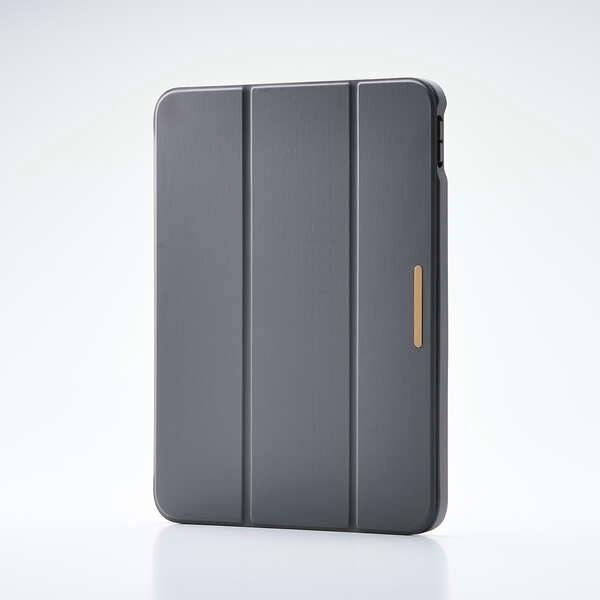 さらりとした表面の質感とゴールドパーツで上品さを演出するフラップケースです。背面はクリアで端末のデザインを引き立てます。