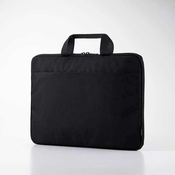 バッグを開いてそのままパソコン操作が可能!三辺が大きく開いて出し入れしやすい、軽量スリムなインナーバッグです。カバンの中でもかさばらず、ハンドル付きで取り出しもスムーズ。内側には起毛素材を採用し、機器を傷からしっかり守ります。