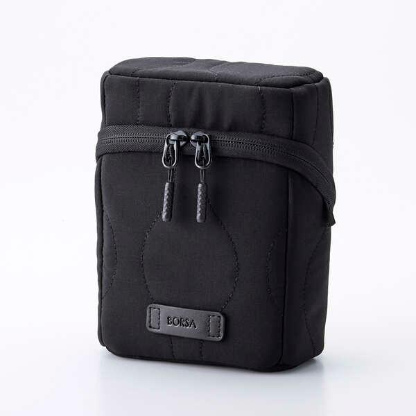 デスク周りの小物やガジェット、筆記用具などのワークツールをまとめてスッキリ収納!デスク上で道具入れとして使える、スタンドタイプのツールポーチです。上品な光沢のあるオニオンステッチのキルティング素材を採用した、大人カジュアルなデザインです。