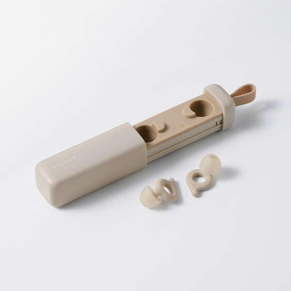 ぐっすり眠れる空間へと導く。優れた遮音性能で、快眠に適した環境を整える耳栓”エクリア イヤープラグ”です。柔らかいシリコン製イヤーチップと薄型設計で、耳穴にしっかり収まり、横向きでも違和感のない自然なつけ心地。睡眠中も外れにくく、朝まで快適...