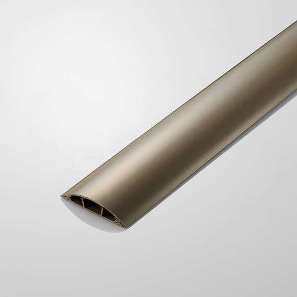 ゆるやかなR形状で、足がつまずく心配を軽減。床配線の際のケーブルを保護し、すっきりと収納できる長さ1m幅78mmの床用モール。