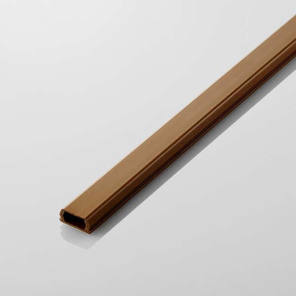 粘着テープがプラモールの底面に予め貼り付けてあり、テープ貼り作業が不要。壁に配線するケーブルを断線などから保護し、すっきりと収納できる長さ1m幅21mmのフラットモール。