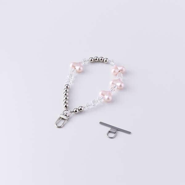 不規則に散りばめられたハートチャームが、ほどよい甘さと抜け感を演出するハンドストラップです。首や腕から提げて持ち歩けるので、両手がふさがらずいつでもサッとスマートフォンの操作ができます。耐久性の高いステンレスワイヤーを使用しており、見た目の...