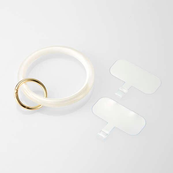 きらめくクリア感が特徴で、手首に通して使える&amp;meシリーズのスマホハンドストラップです。クリアリングとゴールドカラビナの組み合わせがアクセサリーのようで日常のファッションにも合わせやすいデザインです。