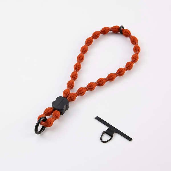 特許取得のこぶ型ひもを使った、柔らかく伸びるAIRFLEXシリーズのスマホハンドストラップです。手首に掛けたままでも写真撮影や電子決済がスムーズにでき、両手が空くので外出やお出かけも快適。反射糸が光を反射するため、夜間の外出時も安心して使えます。