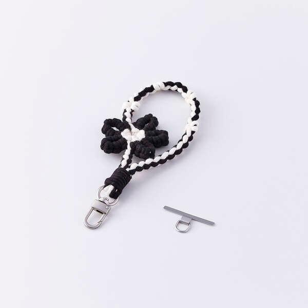 手元にやさしくなじむ綿素材に、お花のモチーフが映える華やかなアクセントを添えたハンドストラップです。手首や腕から提げて持ち歩けるので、両手がふさがらずいつでもサッとスマートフォンの操作ができます。カラビナは1か所のみの軽量仕様で、アクセサリ...