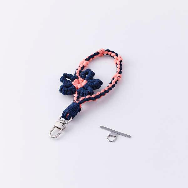 手元にやさしくなじむ綿素材に、お花のモチーフが映える華やかなアクセントを添えたハンドストラップです。手首や腕から提げて持ち歩けるので、両手がふさがらずいつでもサッとスマートフォンの操作ができます。カラビナは1か所のみの軽量仕様で、アクセサリ...