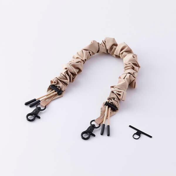 くしゅくしゅとした立体感が目を引く、ミニマルかつスポーティーな印象のハンドストラップです。手首や腕から提げて持ち歩けるので、両手がふさがらずいつでもサッとスマートフォンの操作ができます。手元にほどよい存在感を添えながらも軽量で、持ち運びやす...