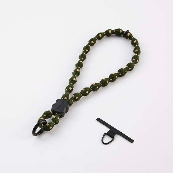 特許取得のこぶ型ひもを使った、柔らかく伸びるAIRFLEXシリーズのスマホハンドストラップです。手首に掛けたままでも写真撮影や電子決済がスムーズにでき、両手が空くので外出やお出かけも快適。どんなコーデにも合わせやすいカジュアルデザインです。