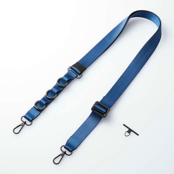 アクセサリを取り付けられる3つのループとカラビナが付いたフラットストラップタイプのスマホショルダーストラップです。両手が空いて身軽になるので、普段のお出かけはもちろん、お仕事や旅行など、さまざまなシーンで活躍。落下、盗難、紛失防止にもなりま...