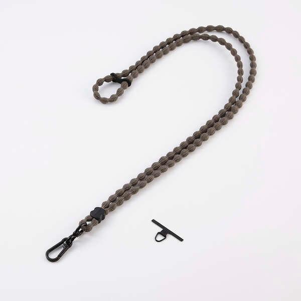 特許取得のこぶ型ひもを使った、柔らかく伸びるAIRFLEXシリーズのショルダーストラップです。肩に掛けたままでも電子決済や改札の通過がスムーズにでき、両手が空くので外出やお出かけも快適。反射糸が光を反射するため、夜間の外出時も安心して使えます。