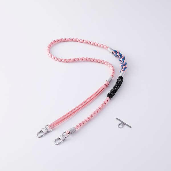 コーディネートのアクセントになる、配色と編み模様にこだわったスマホショルダーストラップです。両手が空いて、普段のお出かけはもちろん、お仕事や旅行などのイベント時にも活躍。落下、盗難、紛失防止にもなります。ロープ編みならではの丈夫さがあり、型...