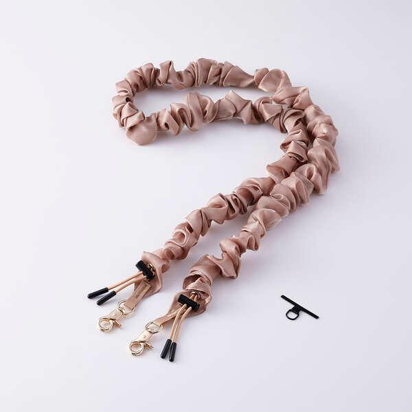 くしゅくしゅとした立体感と透け感のある生地が、大人の抜け感を演出するスマホショルダーストラップです。両手が空いて、普段のお出かけはもちろん、お仕事や旅行などのイベント時にも活躍。落下、盗難、紛失防止にもなります。軽量なポリエステル素材で肩に...