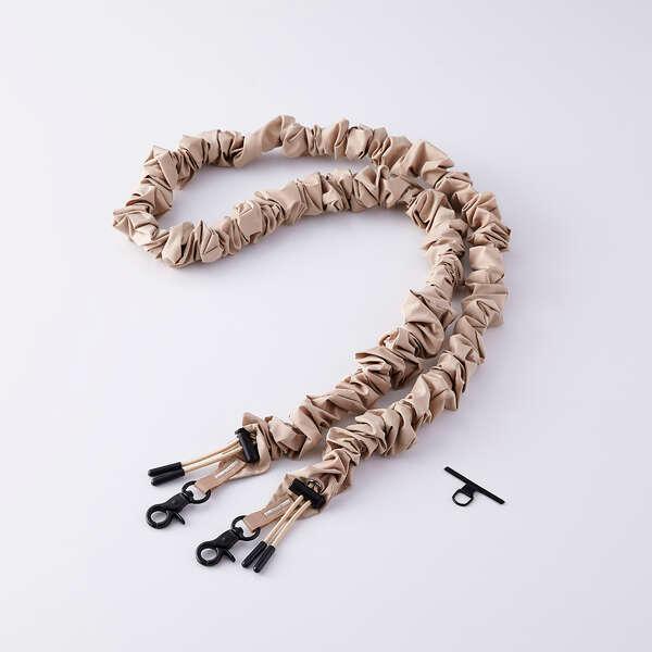 くしゅくしゅとした立体感が目を引く、ミニマルかつスポーティーな印象のスマホショルダーストラップです。両手が空いて、普段のお出かけはもちろん、お仕事や旅行などのイベント時にも活躍。落下、盗難、紛失防止にもなります。軽量なポリエステル素材で肩に...