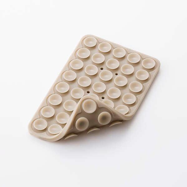 日常の“ながらスマホ”をより便利に!壁や鏡、窓ガラスなどの平らな面に、タコの吸盤のようにピタッと吸着する“TakoPita”スマホパッドです。MagSafe非対応のスマートフォンやケースにも対応し、両手を使わずに画面操作や動画視聴ができます。