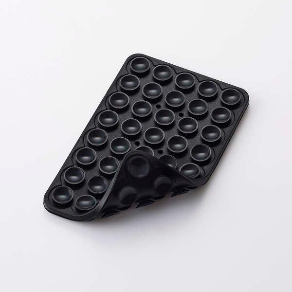 日常の“ながらスマホ”をより便利に!壁や鏡、窓ガラスなどの平らな面に、タコの吸盤のようにピタッと吸着する“TakoPita”スマホパッドです。MagSafe非対応のスマートフォンやケースにも対応し、両手を使わずに画面操作や動画視聴ができます。