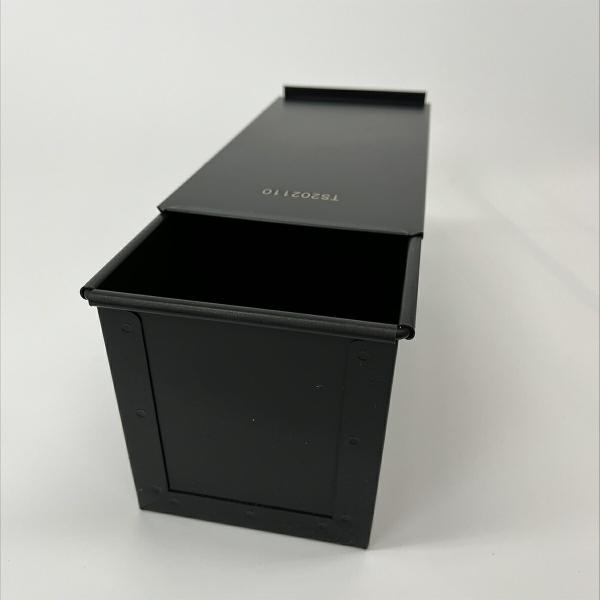 ●この型は空焼き不要でお手入れ簡単、型離れも良い商品です。●直火使用不可。使用時には必要に応じて離型油を使用してください。●金属たわしなどコーティングに傷が付く鋭利なものは使用しないてください。柔らかいスポンジで洗浄し、しっかりと乾燥させて...