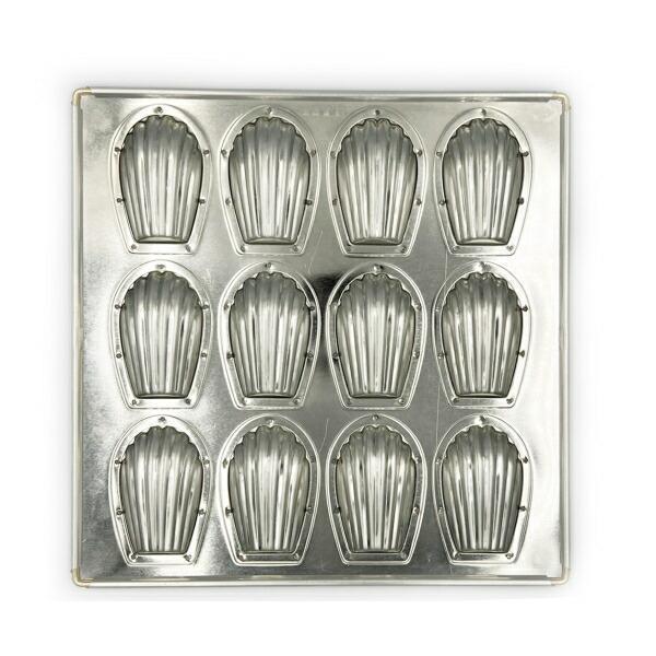 ●生産国:日本●定番のマドレーヌが1回に12個焼けます。初心者から上級者まで人気の型となりオールシーズン使えます。●熱伝導も良く焼き色も均一に仕上がり、また空焼き不用のため軽く水洗いをするだけですぐにお使い頂けます。シルバー天板 マドレーヌ...