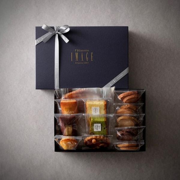 イマージュを象徴するネイビーカラーの上品なお箱に、クッキー・フィナンシェ・パウンドケーキなど、自社工房で丁寧に焼き上げた焼き菓子を詰め合わせました。素材の風味を大切にした手作りならではの味わいは、世代を問わず喜ばれる上質な美味しさ。Sサイズ...
