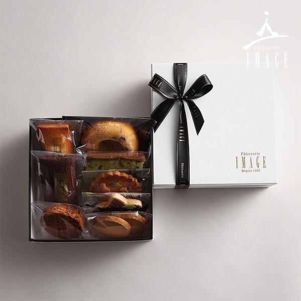 大切な方への贈り物にふさわしい、贅沢な焼き菓子ギフト。Patisserie IMAGEのパティシエが手掛ける焼き菓子の中から、人気の8種類を詰め合わせた充実のセットです。種類豊富で飽きのこない味わいをお楽しみいただけます。バターの香り豊かに...
