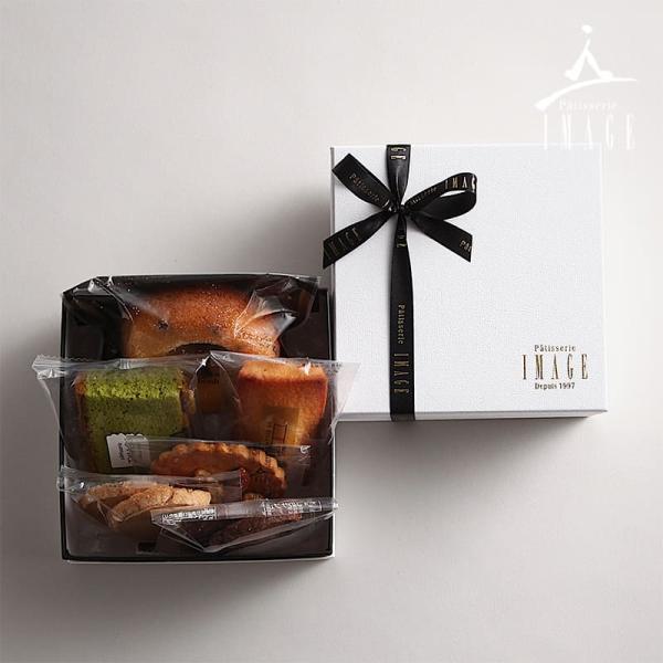 贈り物にちょうどいい、上品な焼き菓子ギフト。Patisserie IMAGEのパティシエたちが選んだ、おすすめの焼き菓子6種類をバランスよく詰め合わせました。それぞれ異なる味わいと食感を楽しめる、満足感のあるセットです。厳選した素材を使用し...