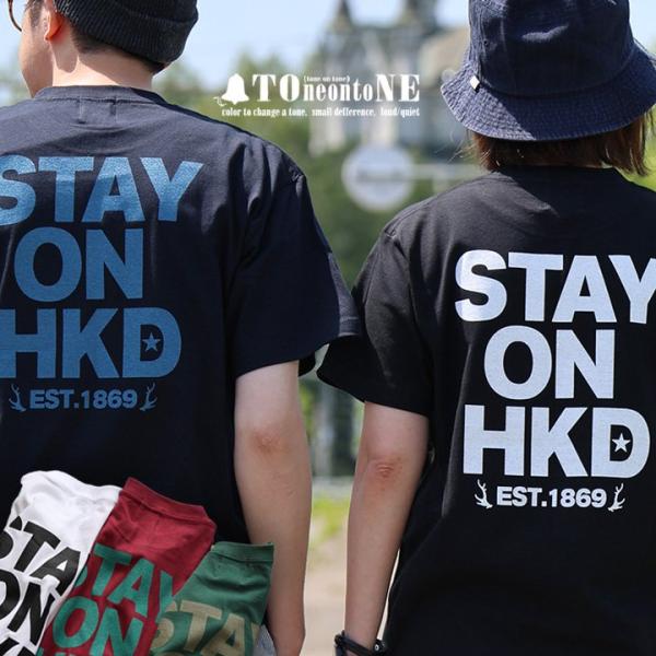 【発売日：2025年06月28日】r250516012[商品説明]・当店オリジナルの『STAY ON HKD』配色メッセージバックプリント。・でも意味を知ってしまうと「北海道民じゃないし…」と思われると寂しいので、『HKD』に。・胸元には、...