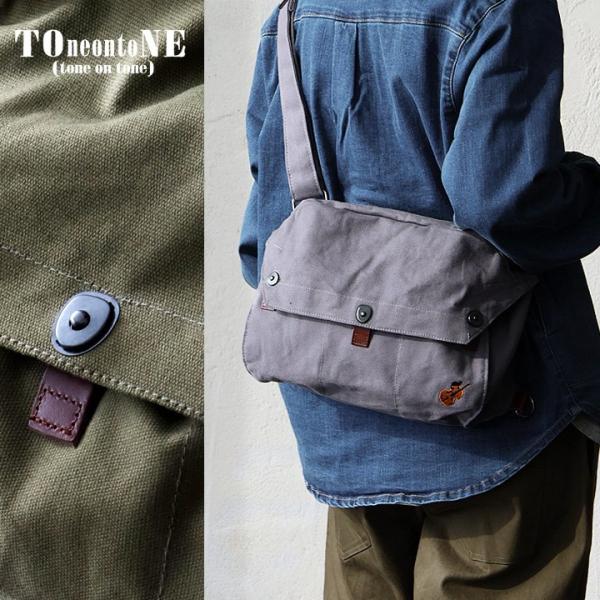 【発売日：2026年02月17日】r250909001[商品説明]・M-6ガスマスクバッグをベースにしたショルダーバッグ。・四角いフォルムと3点留めの立体フラップを取り入れた機能美デザイン。・「カチッ」と小気味良い音と感触が特徴のバネ式スナ...