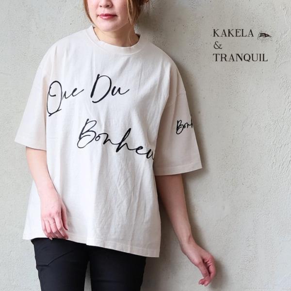 【発売日：2026年04月27日】r251211012[商品説明]・Tシャツには、ロゴを全て配色刺繍で入れた手描き風のデザイン。・主張しすぎないのに、しっかり目に留まる絶妙なバランスで、無地Tにはない一枚着でも着られる安心感と自信を持てるデ...