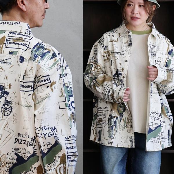 【発売日：2026年04月08日】r260303004[商品説明]・クレヨンやペンで落書きしたかのようなグラフィック・アートがシャツ全体にプリントされたデザイン。・プリントとは思えないような独特なタッチの表現が絶妙で、唯一無二な存在感。・無...