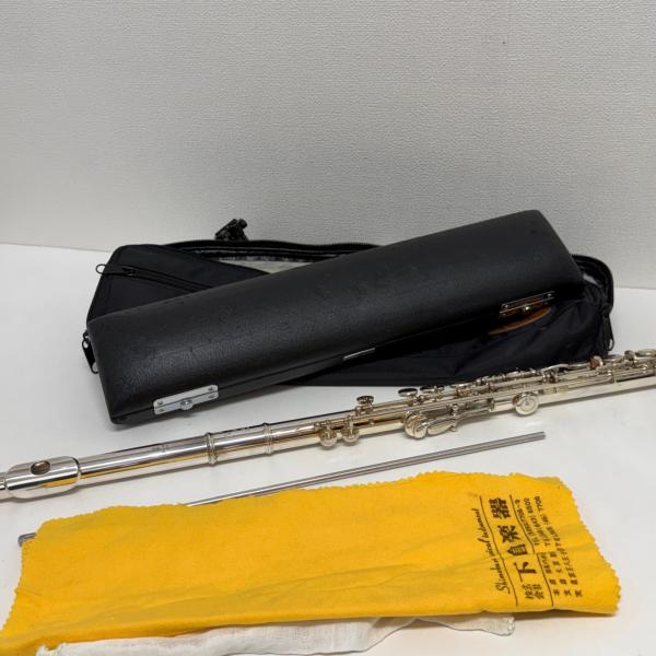 ※ヤフオクでは10枚の画像に制限されています。 [ ヤフーショッピングの商品情報 ][1] にて追加画像を確認できる場合があります。古いお品物です。下倉楽器で販売されている入門者向けのモデルです。頭部管が銀製（SV925）のやや高級なモデル...