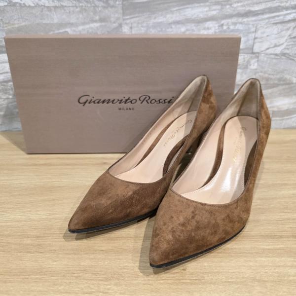 メゾンモデルのGianvito 70ほっそりとした70mmのスティレットヒールと、インパクトを放つポインテッドトゥを特徴とする一足です。ブラウンのスエード素材です。定価\119,900【商品管理番号】240002026473CONDITIO...