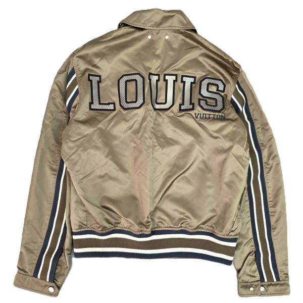 背面にパイソン生地で【LOUIS】の文字が刺繍で【VUITTON】の文字が入ってます。ナイロン素材のサテン生地で光沢のあるブルゾンです。ボタンでの開閉で裾と、袖部分がリブになってます。【商品管理番号】240002027624CONDITIO...