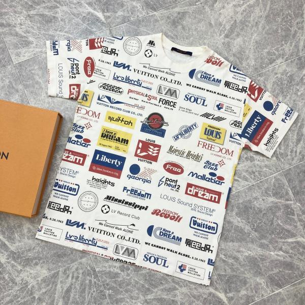 様々なデザインのブランドロゴが沢山プリントされた半袖Tシャツ。印象的なデザインです。【商品管理番号】240004036744CONDITION【ランク】B：使用感・傷・汚れ等が少々目立つ商品【コンディション詳細】使用しています。首元に黄ばみ...