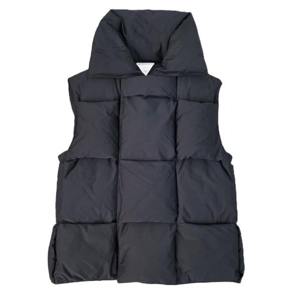 大ぶりなキルトを格子状に編んだデザインです。ボッテガのアイコンイントレチャートのダウンベストです。肩幅の広いドロップショルダー、オーバーサイズのビッグシルエット。形がしっかりとしておりますので着用時に型崩れしにくいです。メンズの物ですがレデ...