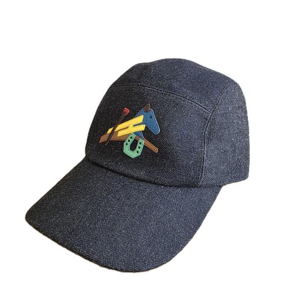 エルメスのデニム生地のキャップです。正面にレザーで馬が描かれてます。後ろのサイズ調節はボタンでできるようになってます。ボタンはセリアボタンです。【商品管理番号】240004038477CONDITION【ランク】A：使用はされていますが、保...