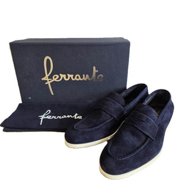 「FERRANTE」のローファー「イセオ（ISEO）」です。スエード生地のエレガントなローファーです。軽量で爽やかなBARCAソールの組み合わせが、スニーカーのような柔らかい足当たりを実現しています。【商品管理番号】240009006894...