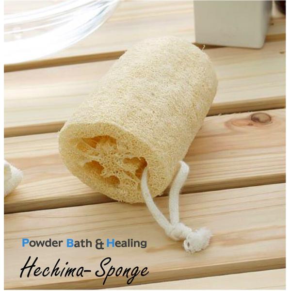 熟したへちまの実を乾燥してつくられる〈へちまスポンジ〉。日本では古く江戸時代の頃から “へちまたわし” として、食器を洗ったり身体を洗ったり、大きなサイズのものは枕としても使われ、日用品として親しまれてきました。当店のボディ用へちまスポンジ...