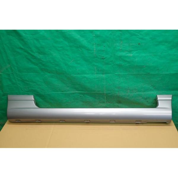 **** 商品説明を必ずご確認ください ****部品管理番号：000021080413700メーカー純正品番：64111-81AA1-P41部品名：右サイドステップ部品区分：リサイクル品部品カラー：パールホワイトII車名：ジムニー車両タイプ...