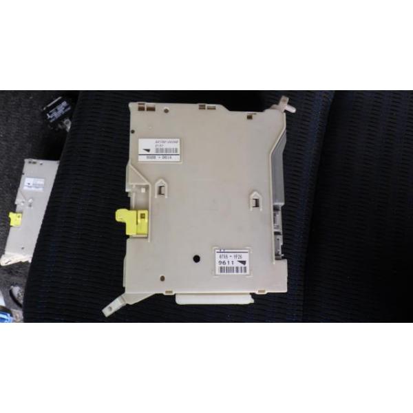 **** 商品説明を必ずご確認ください ****部品管理番号：000024040167800メーカー純正品番：82730-28380部品名：ヒューズボックス部品区分：リサイクル品車名：ヴォクシー車両タイプ名：5DBOXワゴン通称型式：ZRR...