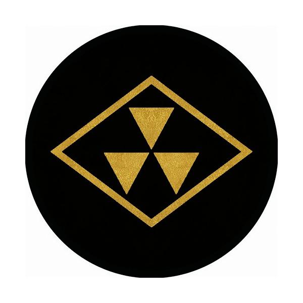 ・耐水性のある艶消しタイプの家紋シールです・かばん、車など平面な部分にご自由に貼れます・海外へのお土産などに最適です・本体サイズ：直径15cm・材質：塩ビ艶消しラミネート・こちらの商品は全国送料無料で発送いたします・日本郵便のクリックポスト...