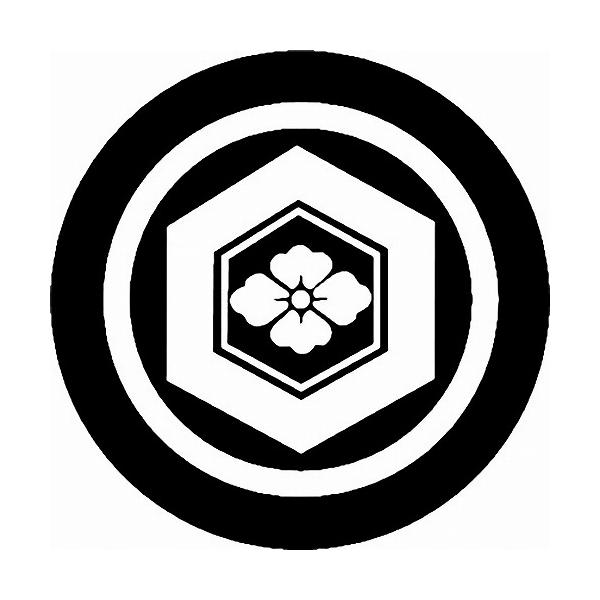 ・耐水性のある艶消しタイプの家紋シールです・建物・玄関・車など平面な部分に使用できます・海外へのお土産などに最適です・本体サイズ：直径24cm・材質：塩ビ艶消しラミネート・こちらの商品は全国送料無料で発送いたします・日本郵便のクリックポスト...