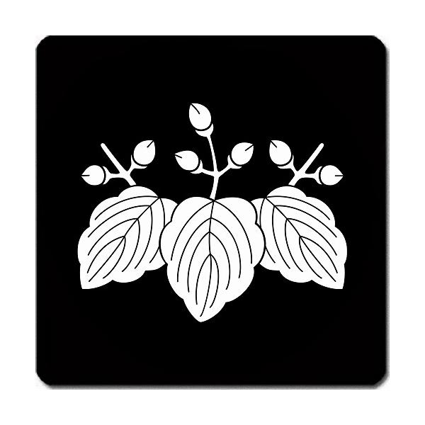 ・耐水性のある艶消しタイプの家紋シールです・携帯、スマホ、アイコスなどにちょうどいい大きさです・海外へのお土産などに最適です・本体サイズ：3cmｘ3cm・材質：塩ビ艶消しラミネート・こちらの商品は全国送料無料で発送いたします・日本郵便のクリ...