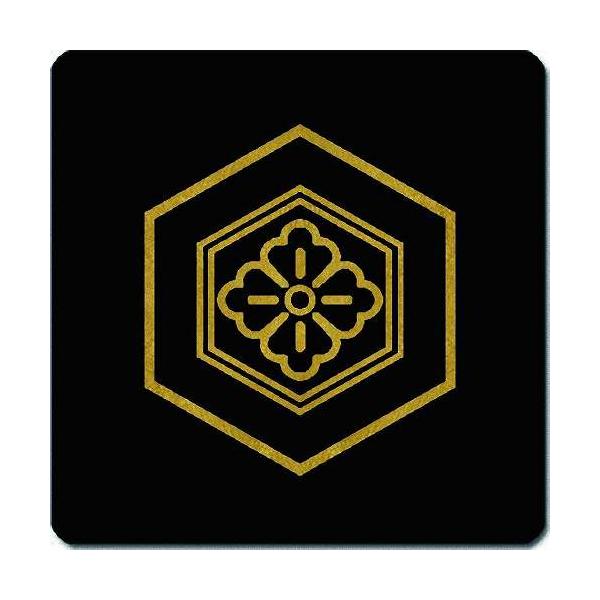 ・耐水性のある艶消しタイプの家紋シールです・携帯、スマホ、アイコスなどにちょうどいい大きさです・海外へのお土産などに最適です・本体サイズ：6cmｘ6cm・材質：塩ビ艶消しラミネート・こちらの商品は全国送料無料で発送いたします・日本郵便のクリ...