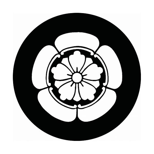 ・日本郵便のクリックポストでの発送となり3日〜4日程でお届けの予定です。・着物用のシールタイプの貼り付け家紋です。。・裏の台紙をはがし、軽く押さえるだけで簡単に貼り付けられます。・ただし使用後長い間貼り付けたままにされますと、剥がす時にお着...