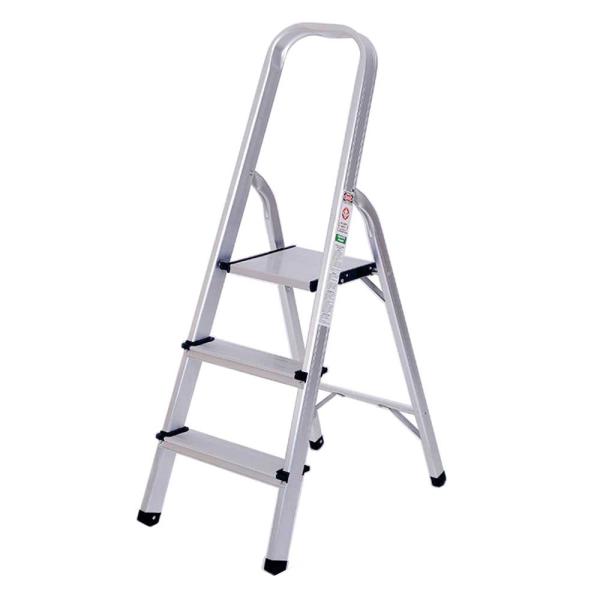 一家に一台あると便利！照明器具の取り替えや高い位置になる棚から物を取り出せる持ち手付き折りたたみステップ台です。【商品寸法】広げた状態：幅39cm×奥行66cm×高さ108cm 　収納時：幅39cm×奥行8cm×高116.5cm耐荷重：約1...