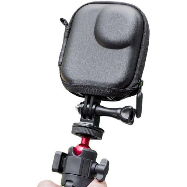 外側は防水性や柔軟性、弾力性を持つしっかりとしたEVA素材で、大切な本体を衝撃から守ります。内側はソフトなナイロン素材で液晶を傷つけることなく保護します。