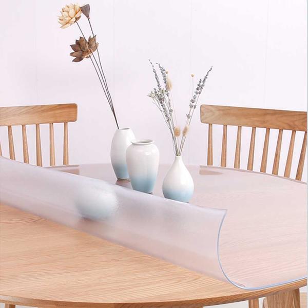 品名：PVC 透明 テーブルマット厚み：0.5ｍｍ素材：PVC ポリ塩化ビニールカラー：透明サイズ・幅140×奥行80cm【材質】環境に優しい無臭の良質ポリ塩化ビニール材料【機能】防水性、耐油性、高温耐性に優れテーブルの磨耗を防ぎます。適度...