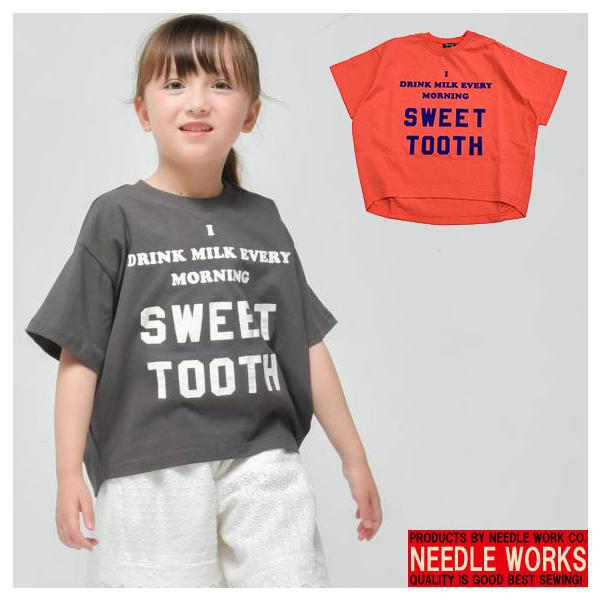 ニードルワークス（NEEDLE WORKS） SWEET TOOTH 変形Tシャツ裾にタックを入れたシルエットが特徴的なTシャツ。ゆとりがありながらすっきり見えるシルエット◎プリントはフェルトのような肌触りのフロッキープリント。ユニセックス...