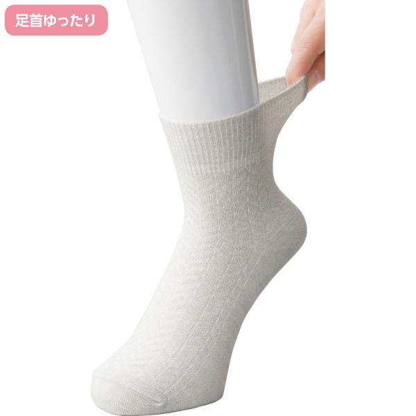 さわやかな肌ざわりの麻混ソックス。足首ゆったりで締め付け感がなく、さわやかな肌ざわりの麻混ソックスです。すべり止め付きで安心。素材：綿・レーヨン・麻・ポリエステル・ポリウレタンサイズ：22.0-24.0cm※メーカー直送品になります。まれに...