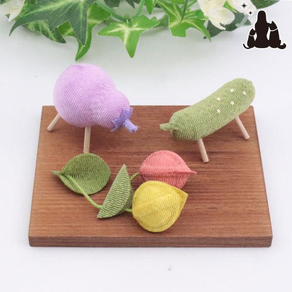 お盆飾りの「精霊馬」パステルカラーのちりめん素材で、きゅうり、なす、ほおずりをミニサイズで作りました。木製の台座付きで、コンパクトに収まり、どんなスペースにも置くことができます。精霊馬とは・・・？お盆のお供え物のひとつで、きゅうりとなすで作...